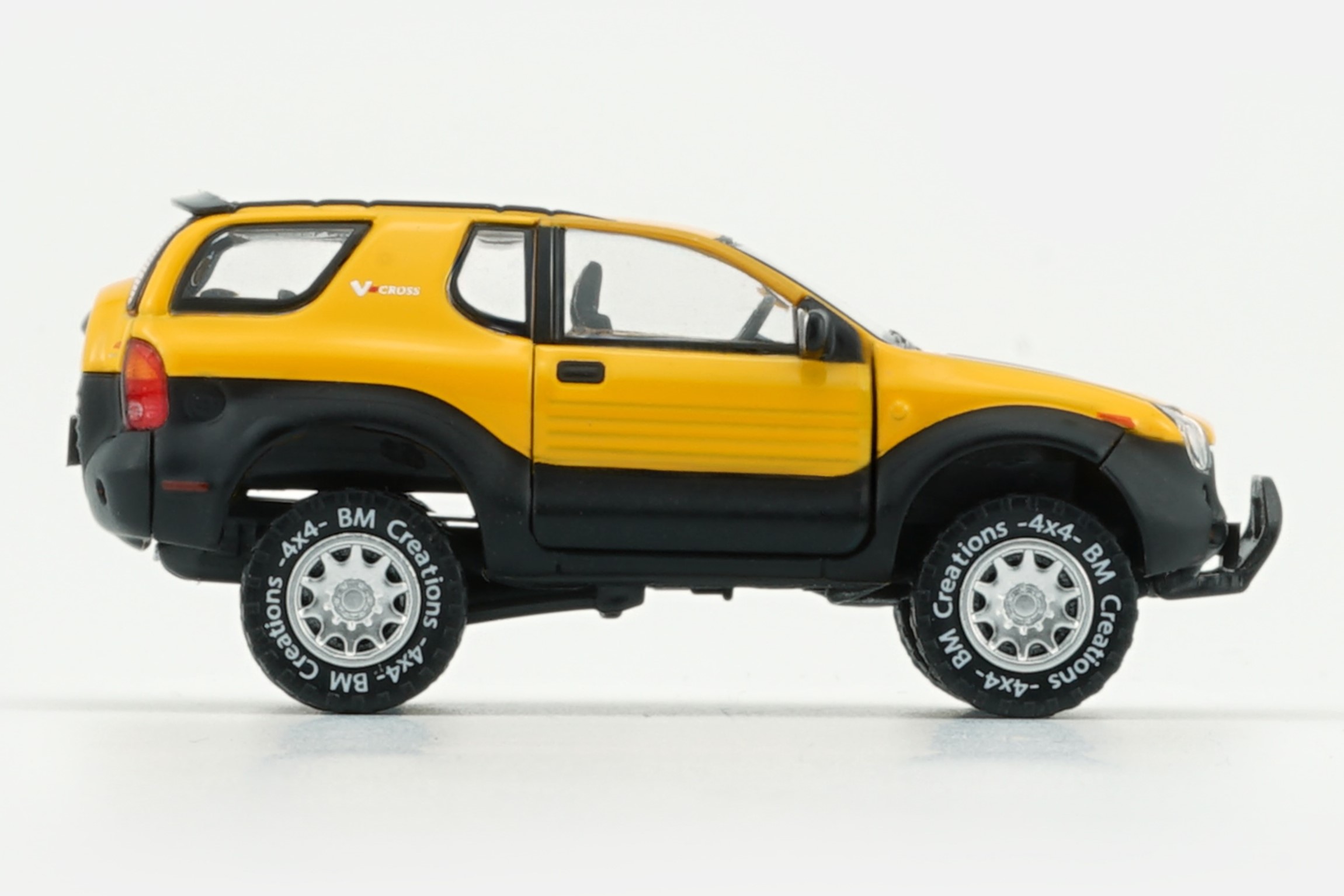 BMC 1/64 ISUZU 1997 -2001 Vehicross - Yellow (RHD) - Tiny 微影