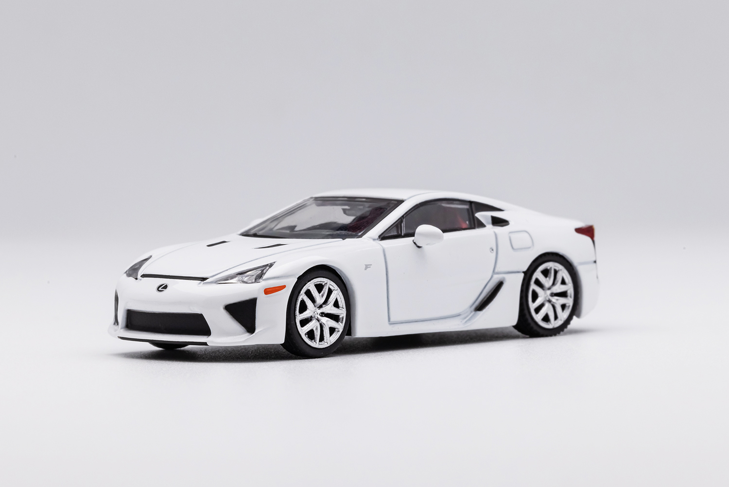 DCT 1/64 Lexus LFA - White（LHD） - Tiny 微影